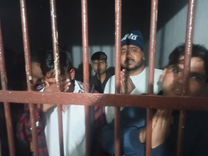 Ghaziabad hands folded people drinking alcohol in open arrest special ...