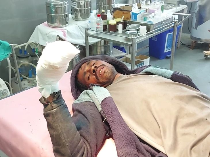 Worker's hand got stuck in the machine, four fingers got cut | मशीन में ...