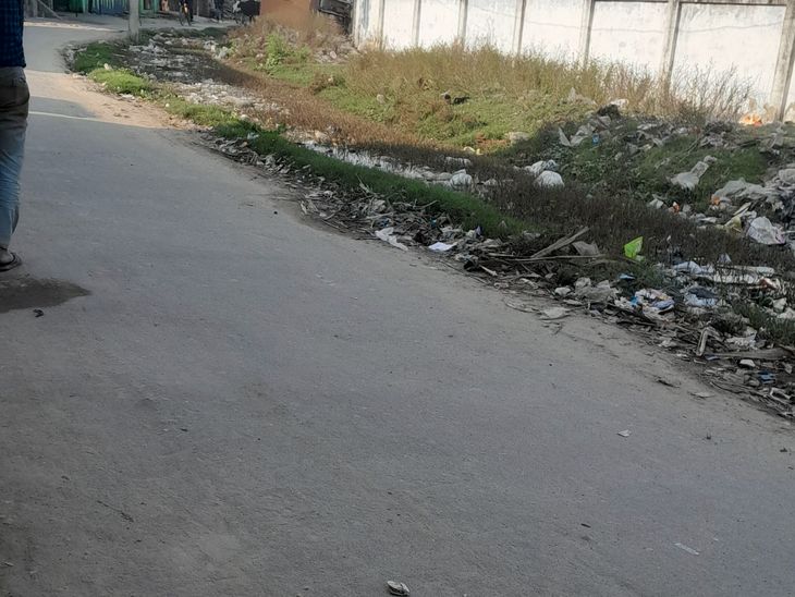 Clean India mission in tatters in Magalganj | मैगलगंज में स्वच्छ भारत ...