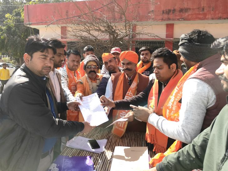 Road construction work is going slow, 3 feet deep pits dug | सड़क निर्माण कार्य हो रहा धीमा, 3 ...