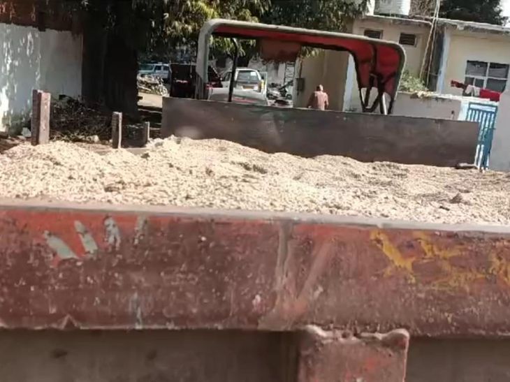 Tractor full of sand seized in Budhar, driver arrested | बुढ़ार में रेत ...