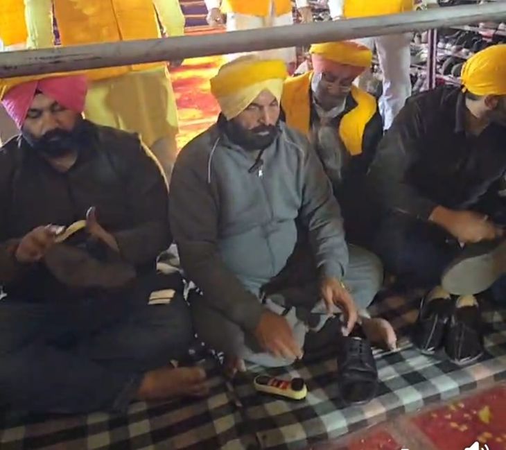 MLA served the couples | विधायक ने की जोड़ो की सेवा: भक्ति के रंग में ...
