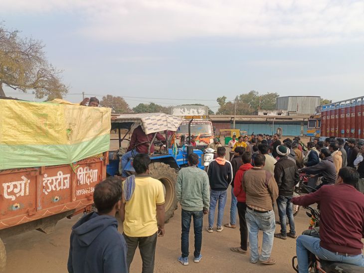 Tractor wheel passed over the head, death | सिर के ऊपर से गुजरा ...