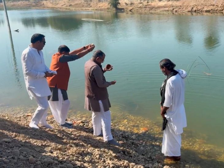 The holy soil brought from Maha Kumbha was dedicated to the Moran river ...