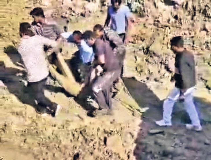 A worker who was lowered into a 6 meter deep pit by tying a rope to a ...