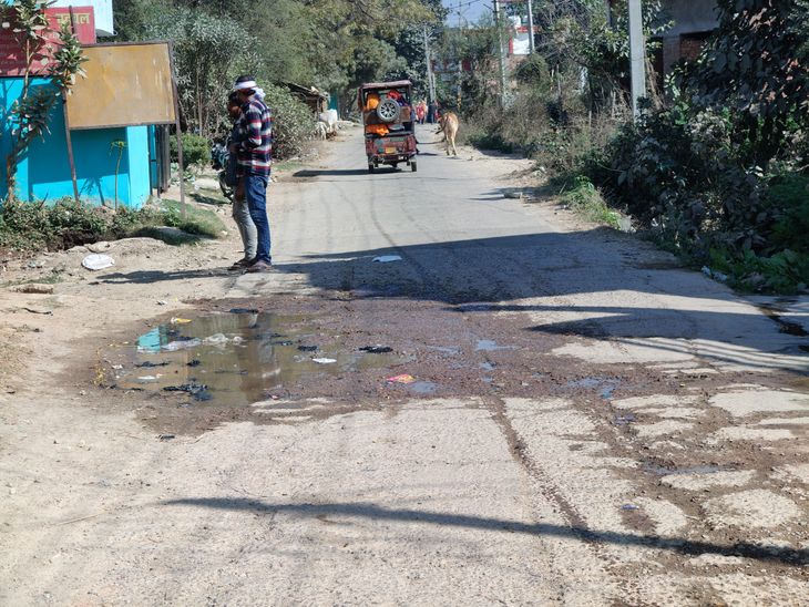 The road to Budhwal station became a problem for traffic | बुढ़वल ...