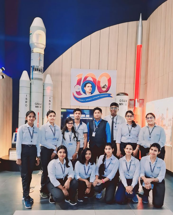 Educational tour of students to Science City, ISRO organized | छात्रों ...