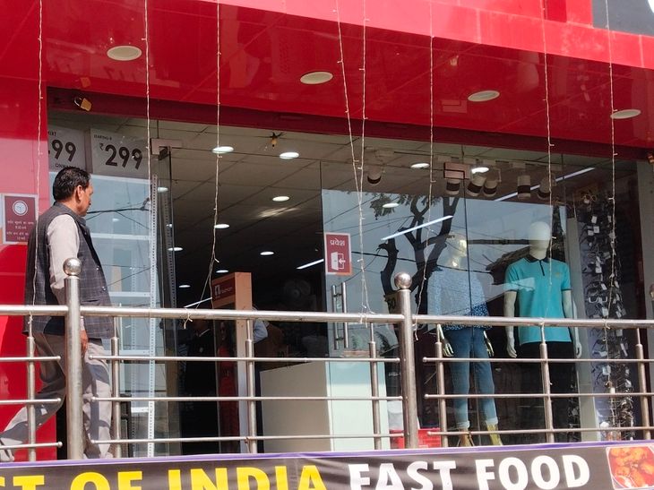 The rule of weekly closure was flouted | साप्ताहिक बंदी नियम की उड़ी ...