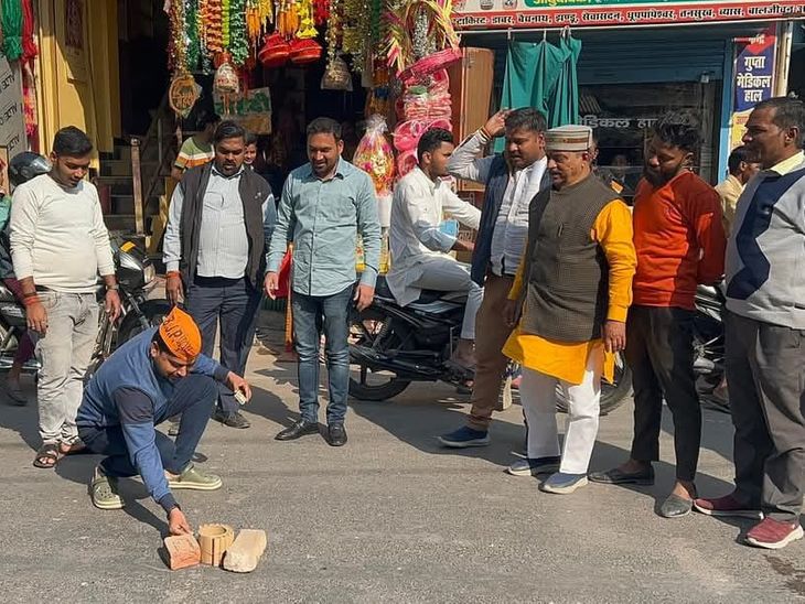 Celebration in Shahganj on BJP's victory in Delhi | भाजपा की दिल्ली में ...