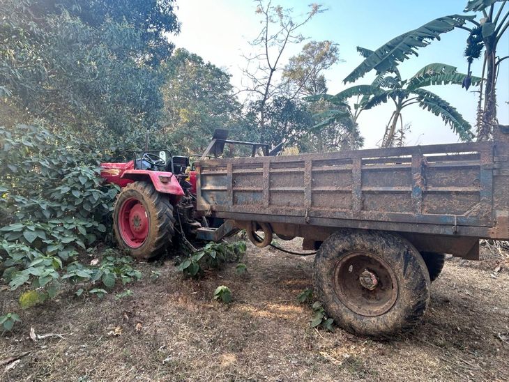 A tractor and 2 dumpers were seized while lifting sand from Singrauli river