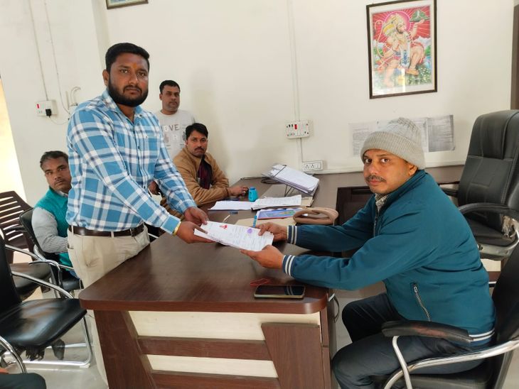 First day of three-tier panchayat by-election | त्रिस्तरीय पंचायत ...