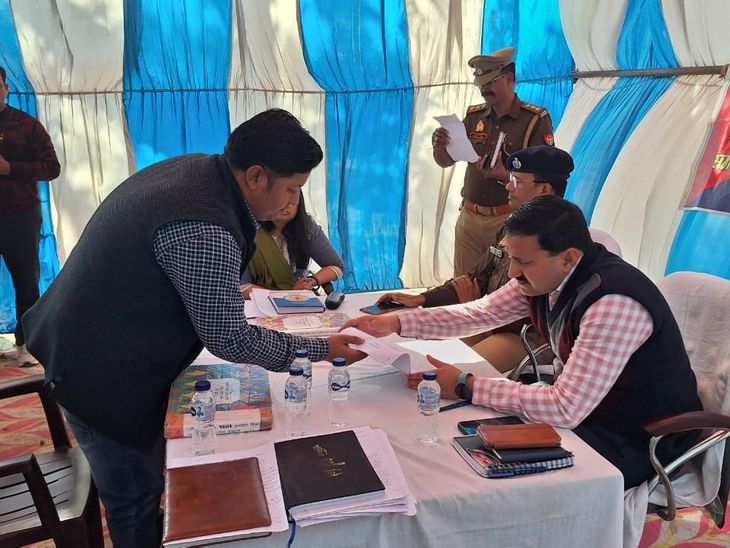 DM-SP heard the problems of the people in Sasni Samadhan Diwas | सासनी ...