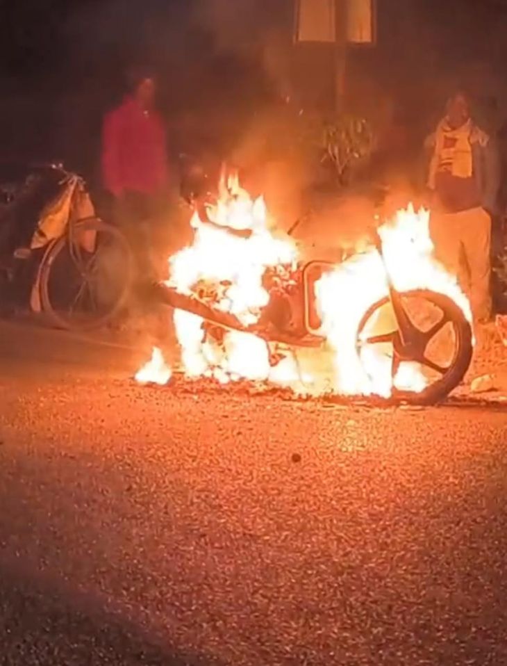 Bike caught fire due to short circuit | शॉर्ट सर्किट से बाइक में लगी आग ...