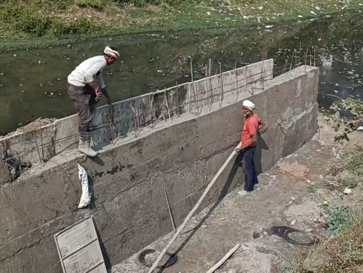 Pandhurna: Retaining wall built on private land