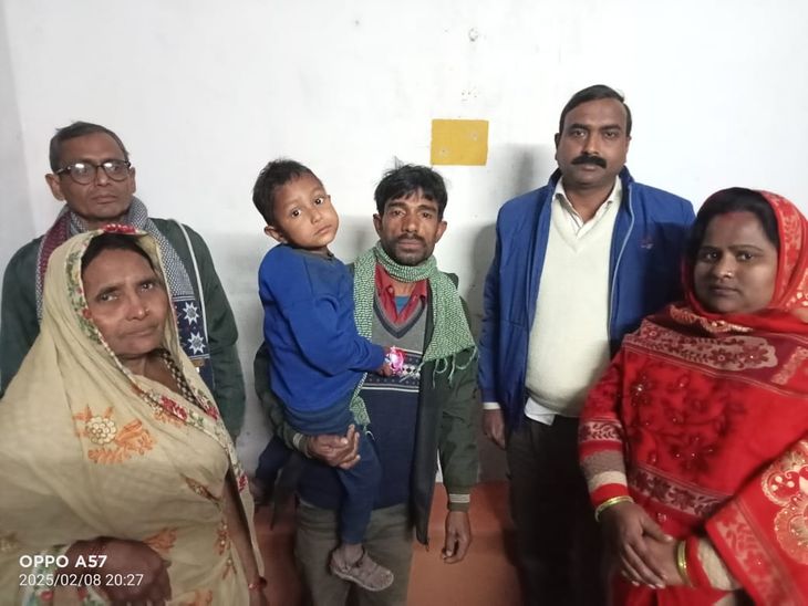With the help of the ward councillor, the wandering child was reunited with his mother | वार्ड ...
