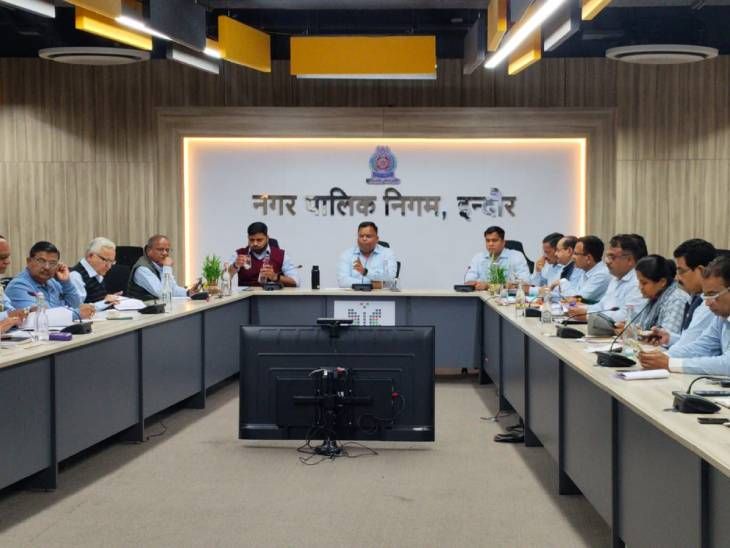 two assistant revenue officers suspended | इंदौर में दो सहायक राजस्व ...