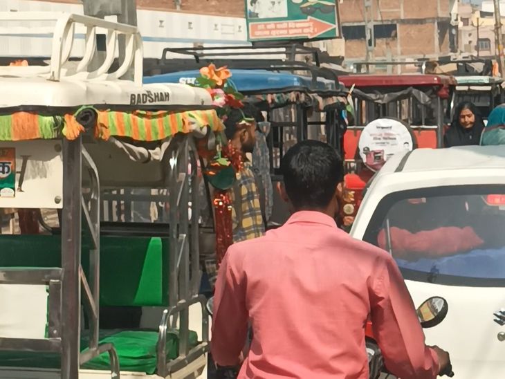 Traffic system derailed in Dildarnagar | दिलदारनगर में यातायात व्यवस्था ...