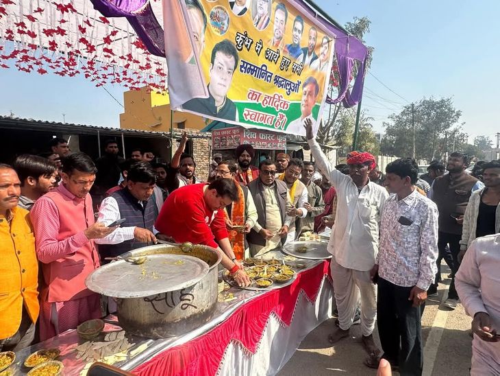 In Sarsaul, the Speaker's son Karan Mahana provided food to the devotees