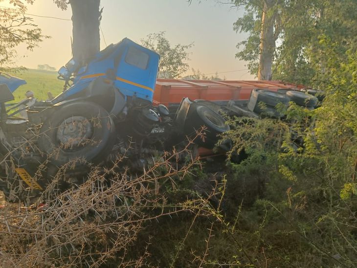 A truck loaded with ballast collided with a tree