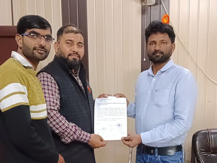 Case of finding rotten fodder and insects in cow shelters | गौशालाओं ...