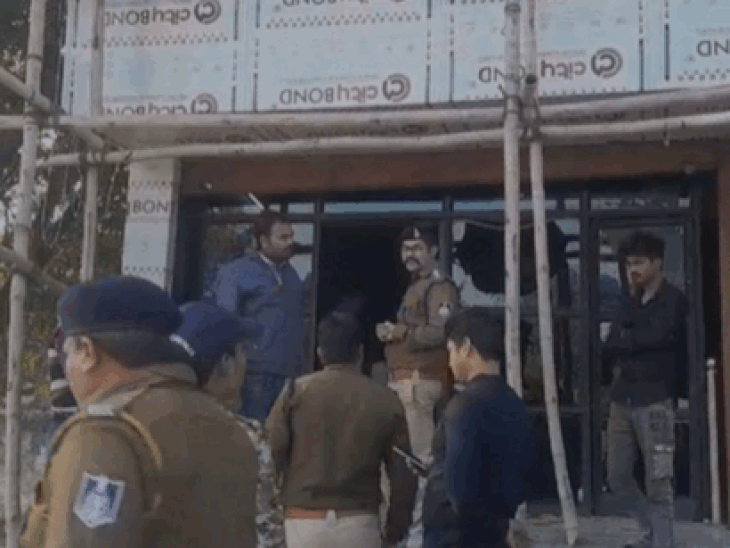 Criminals fired at Hotel Pearl in Bhind | भिंड में होटल पर बदमाशों ने ...