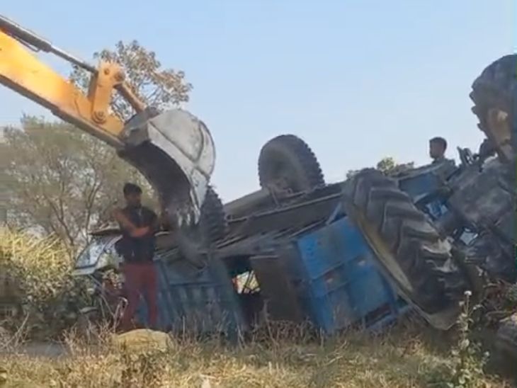 Accident of overloaded sugarcane trolley on highway | ओवरलोड गन्ना ...