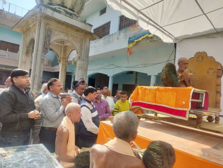 Today, the community leaders presented Shriphal to the Jain Muni at his ...
