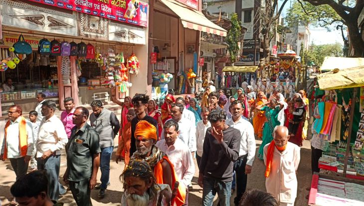 Procession taken out with picture of Ravidas Maharaj on chariot | रथ पर ...