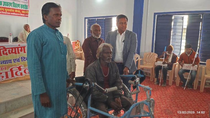 BSP gave tricycles and wheel chairs to the disabled | दिव्यांगों को ...