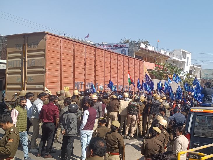 Despite section 144, a big demonstration took place in Hasanganj ...
