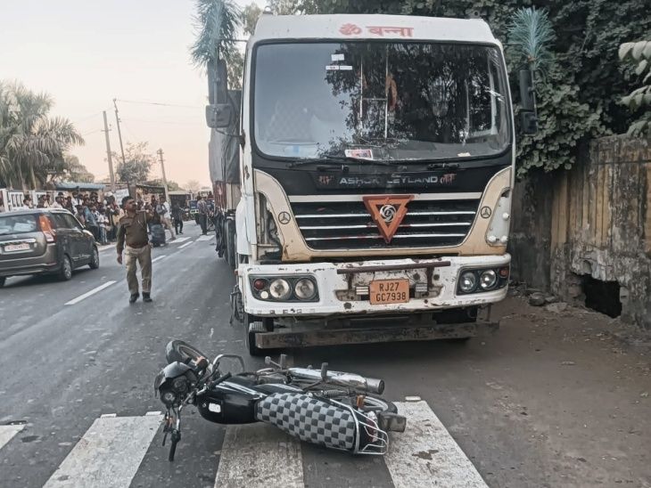 Bike rider dies after being hit by a trolley | ट्रोले की टक्कर से बाइक ...