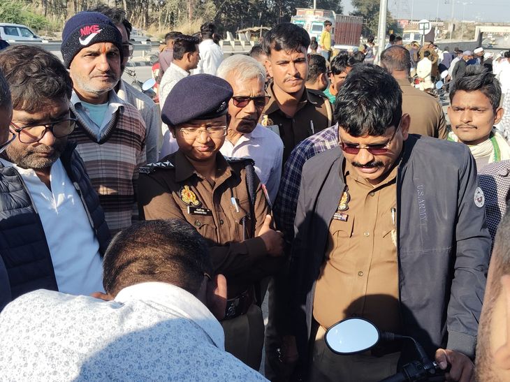 Tragic road accident in Chunar, Broken support of two minor sons ...