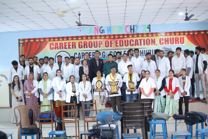 College topper students were honored in a ceremony | कॉलेज टॉपर ...