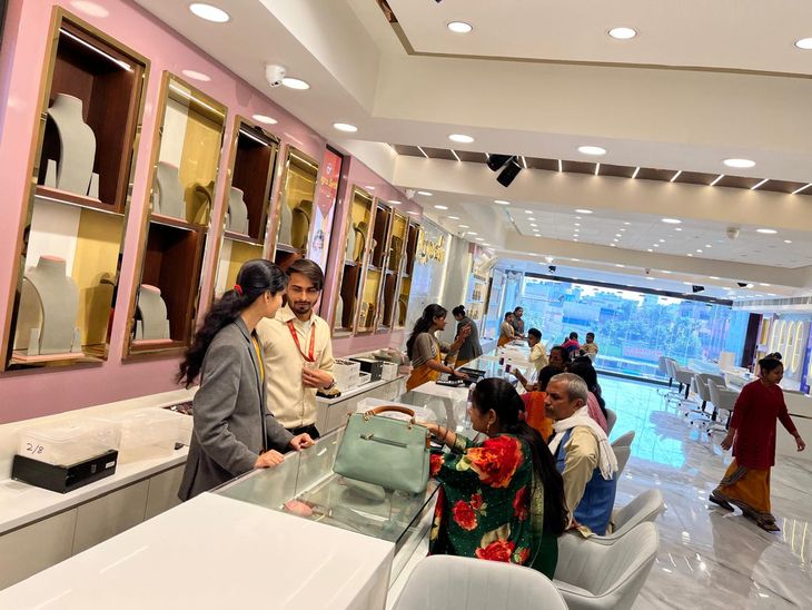 Dagdu Seth Jewelers' new showroom inaugurated in Darbhanga today ...