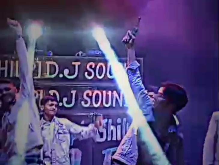 In Agra, a young man danced with a gun, fired a gun while dancing, the ...