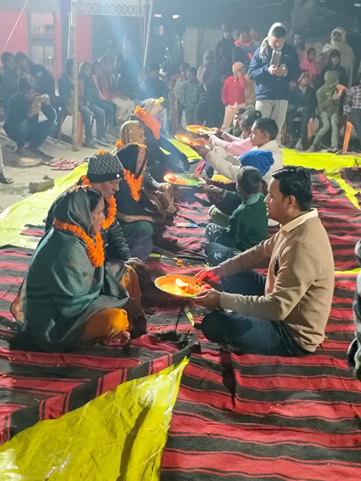 Sandalwood was applied to the parents, garland was put on them, Aarti ...