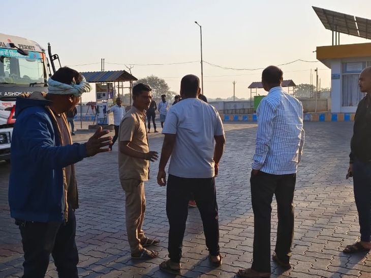 Petrol pump employees beat up devotees in Babhani | बभनी में पेट्रोल ...