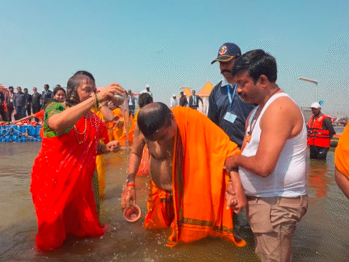 Nitin Gadkari took a dip in Sangam with his family | नितिन गडकरी ने परिवार के साथ संगम में डुबकी ...