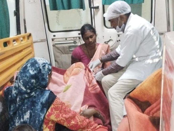 The woman gave birth to a child in the ambulance