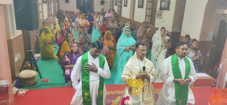 The unbroken rosary was prayed; the event lasted for 12 hours | अखंड ...