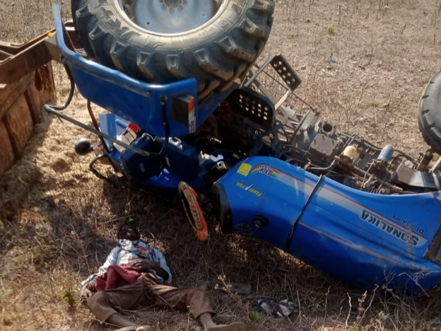 A tractor loaded with straw overturned in a ditch, driver died