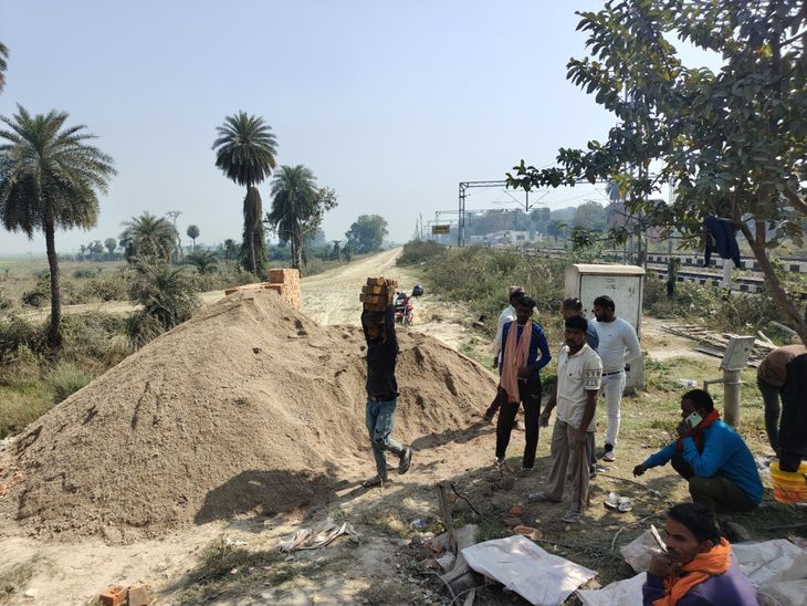 Use of inferior material in construction Barabanki News | निर्माण में ...