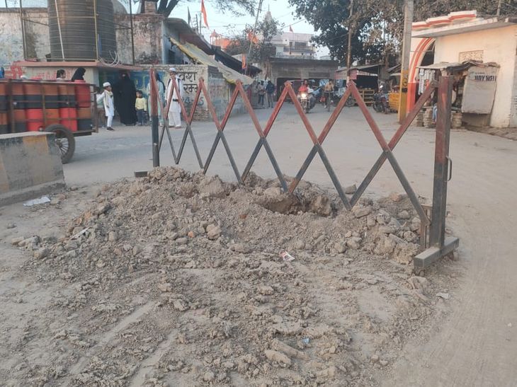 Dangerous pit in Hargaon poses risk to life