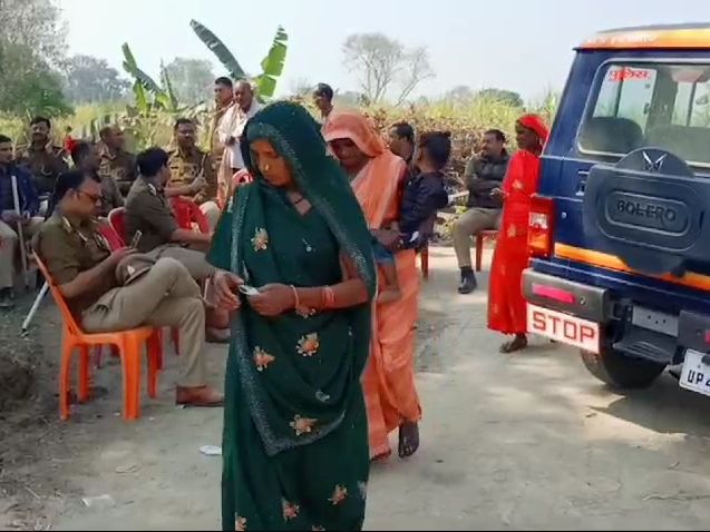 Village head by-election continues in Gonda | गोंडा में ग्राम प्रधान उपचुनाव जारी: स्टेटिक व ...