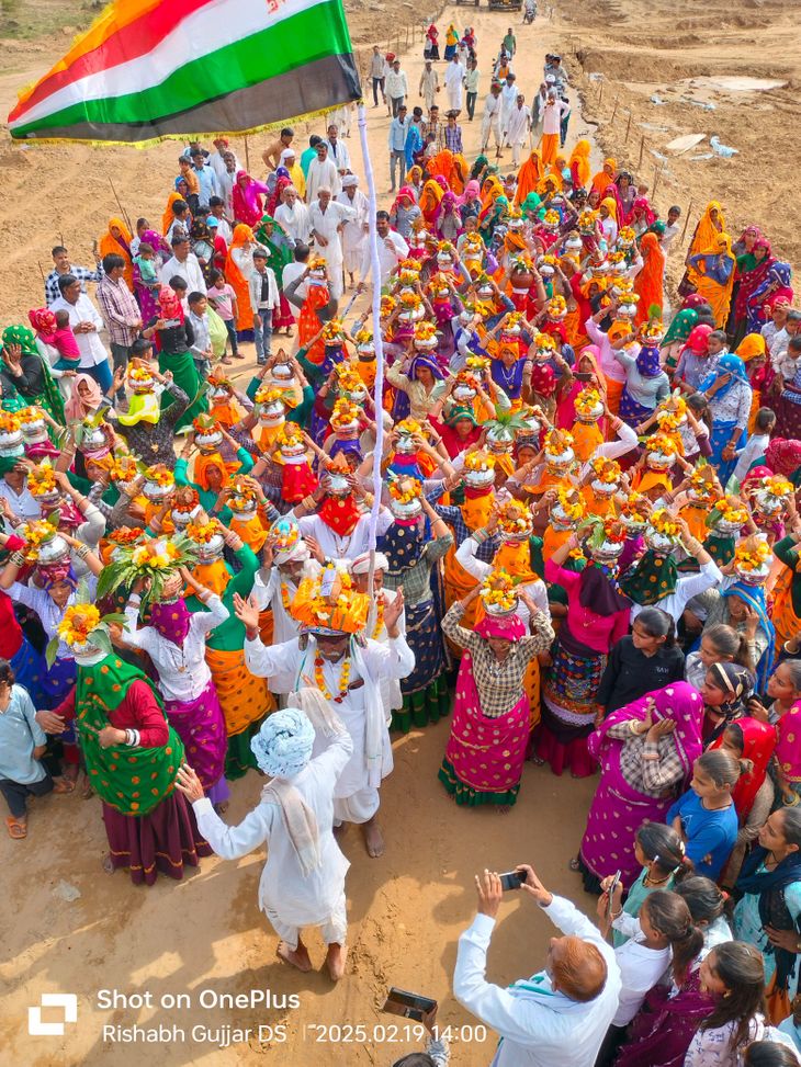 101 women took out a 1.5 km long Kalash Yatra | 101 महिलाओं ने डेढ़ ...