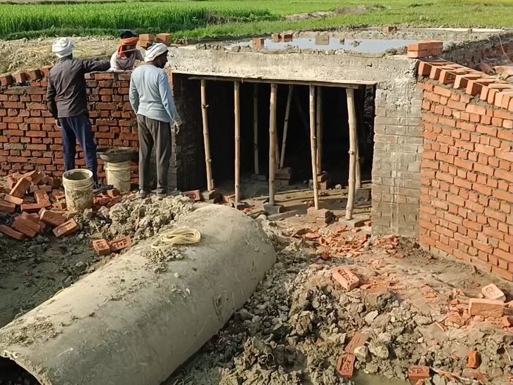 Poor bridge being built from MP funds | सांसद निधि से बन रहा घटिया पुल ...