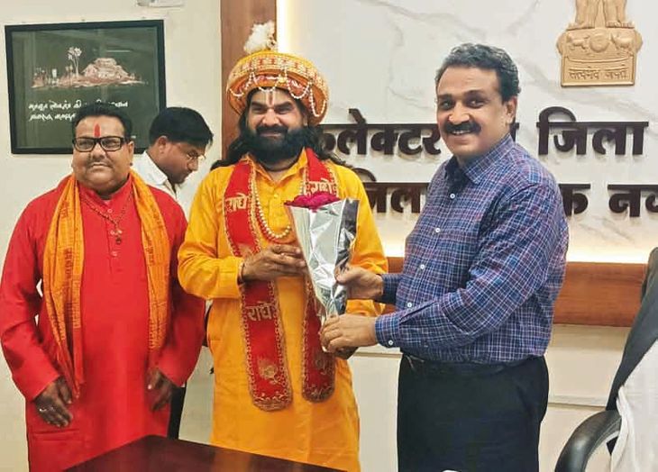 The collector honored Acharya Dev Murari Bapu | आचार्य देव मुरारी बापू को कलेक्टर ने किया ...