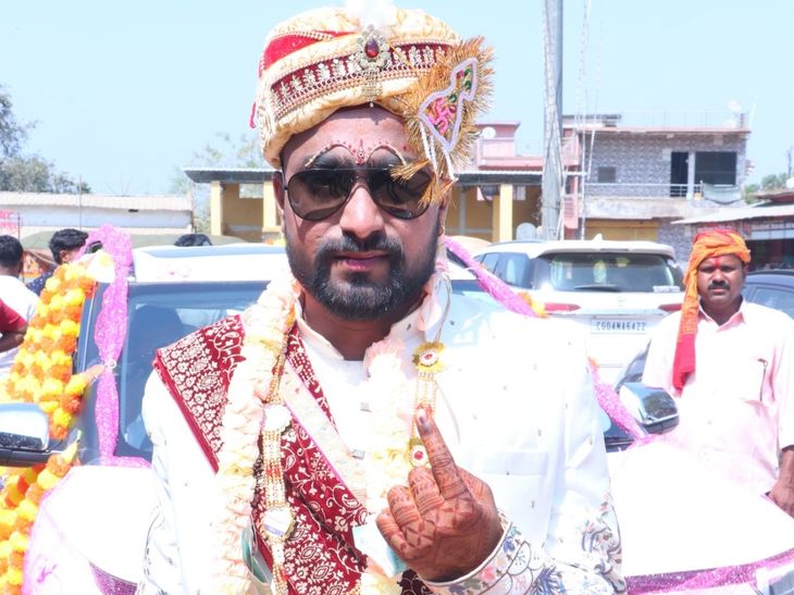 kanker groom cast his vote before the wedding | कांकेर में दूल्हे ने ...
