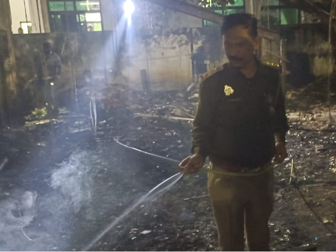 Fire in garbage dump at Varanasi Cantt station causes commotion GRP-RPF along with railway fire ...