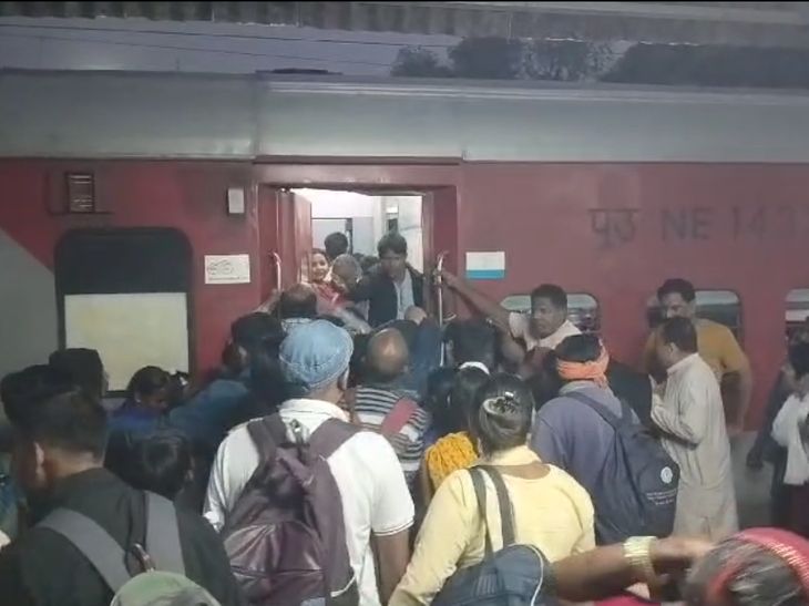 A huge crowd gathered at Chopan station to go to Kumbh | चोपन स्टेशन पर ...